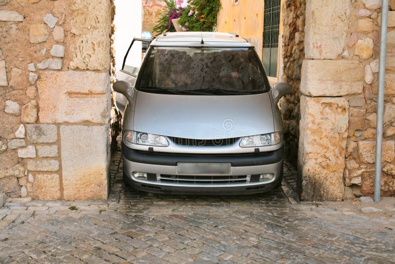 Auto op een smalle straat stock foto. Image of vuurtoren - 18466458