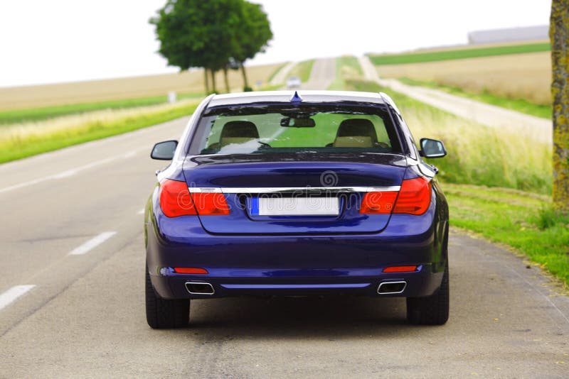 Auto op weg stock foto. Image of platteland, gras, bestemming - 27621194