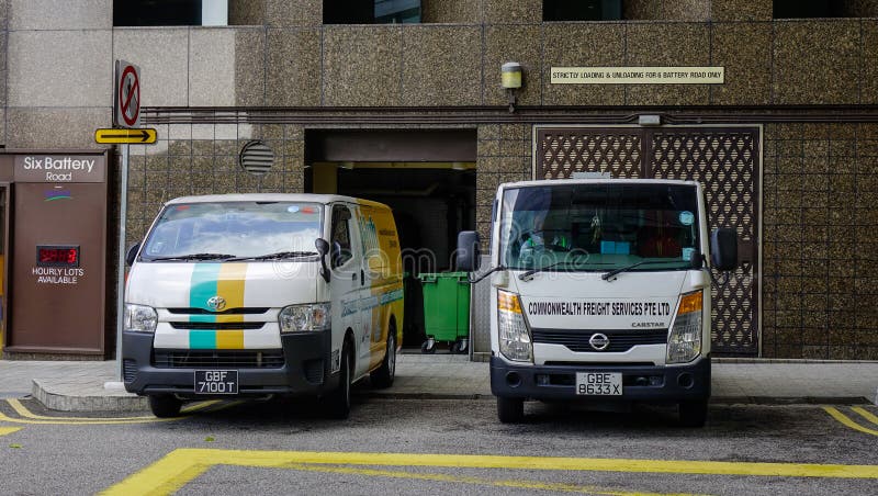 Auto's Die Op Straat In Singapore Parkeren Redactionele Afbeelding ...