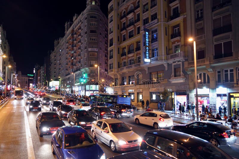 Mensen En Auto's Rijden Op Straat Redactionele Fotografie - Image of ...