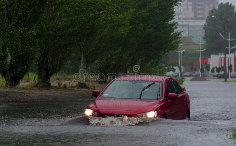 Auto's in Zware regen stock foto. Image of onweer, regen - 55974710