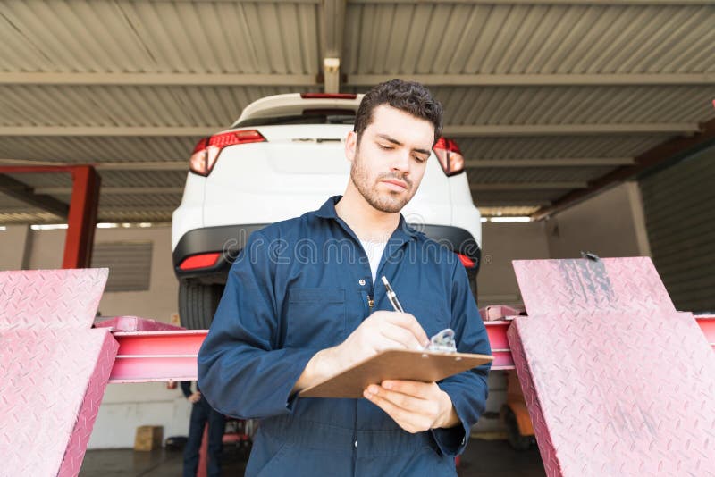 Techniker-Preparing Checklist while-Kollege, Der Herein Auto ...