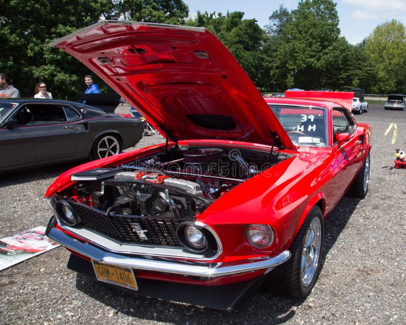 Het Rood 1965 Ford Mustang Bij De 10de Jaarlijkse Klassieke Auto En De ...