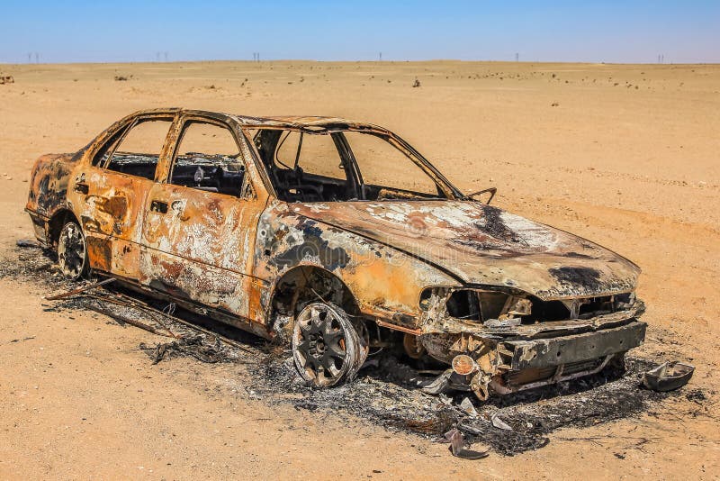 Auto-Wrack in der Wüste stockbild. Bild von naphtha, verlassen - 40761699