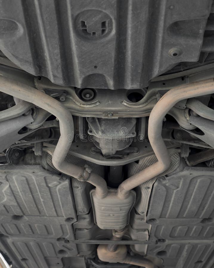 Die Abgasanlage Im Auto, Das Von Unterhalb, Das Auto Gesehen Wird, Ist ...