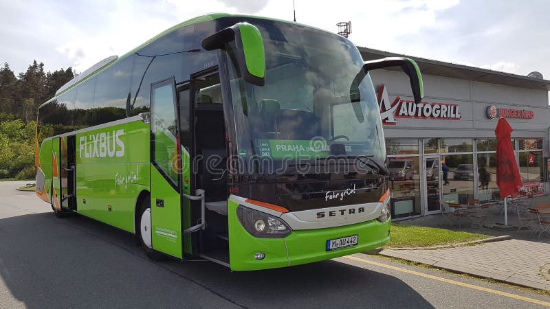 Flixbus En La Parada Del Autobús Internacional En La Estación Central ...
