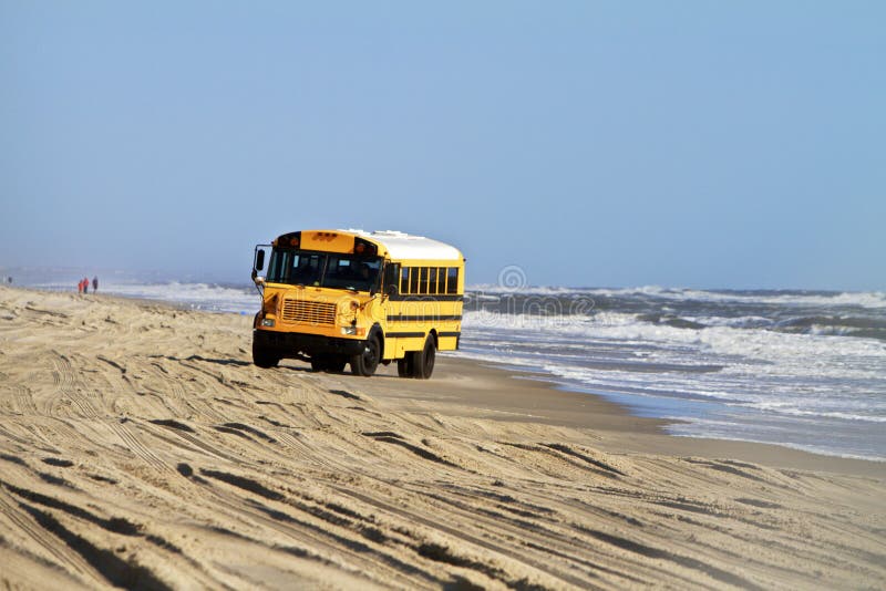 Autobús en la playa foto de archivo. Imagen de playa - 45243904