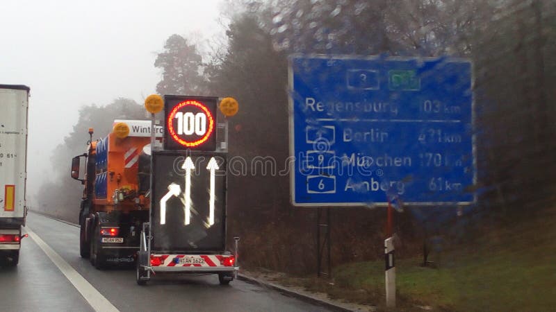 Autobahn 3 Mit Hinweisschild Redactionele Foto - Image of berlijn ...