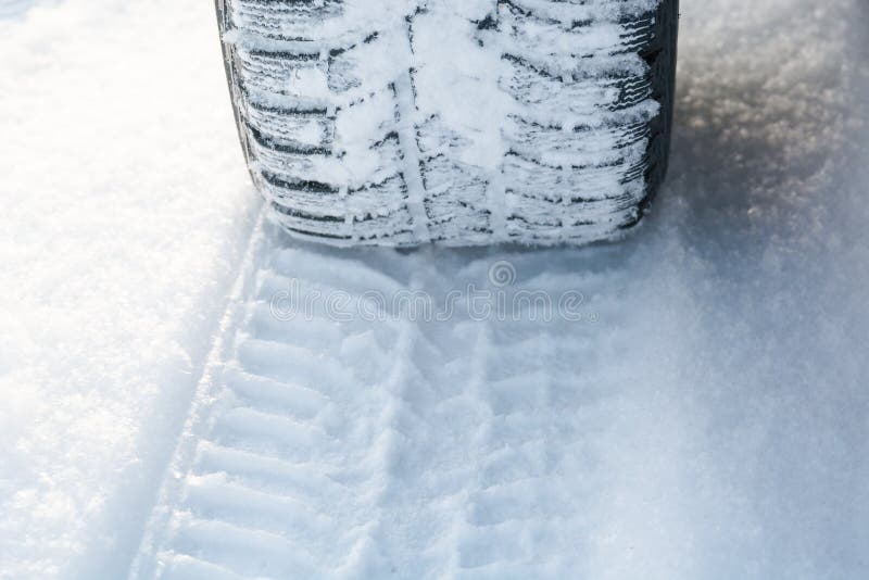 Autobahnen Im Schnee Spuren Des Autos Im Schnee Stockbild - Bild von ...