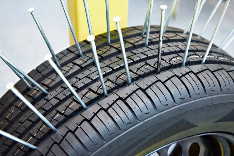 Schroef In Autoband - Close-up Van Spijker In Band Stock Afbeelding ...