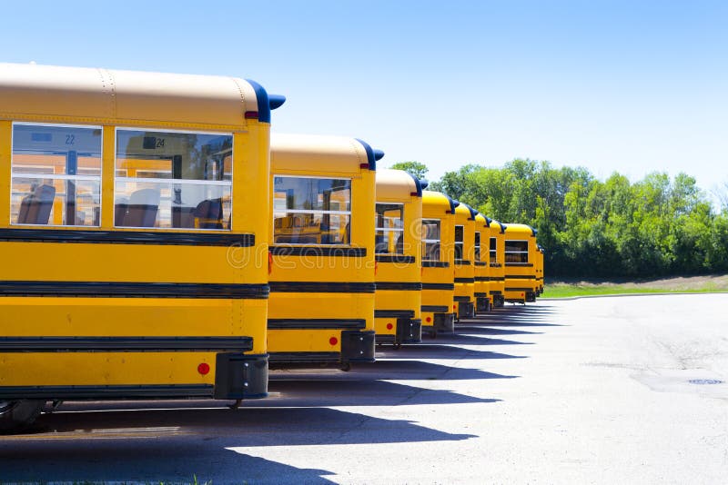 Autobus Scolaire Sur La Route Image stock - Image du éducation ...