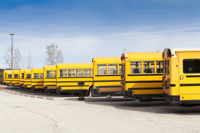 Autobus scolaire jaune image stock. Image du vacances - 31079309