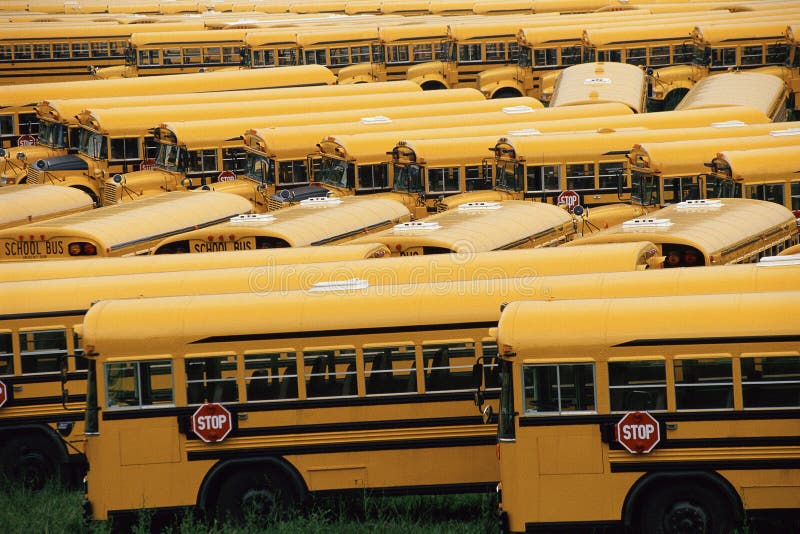 Autobus Scolaire Jaune Dans Un Sort De Secteur Attendant Pour Partir ...