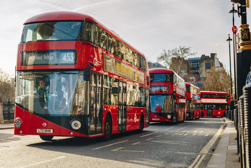 Autobuses rojos en Londres imagen de archivo editorial. Imagen de coche ...