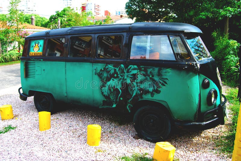 Autocaravana verde fotografía editorial. Imagen de rica - 107887077