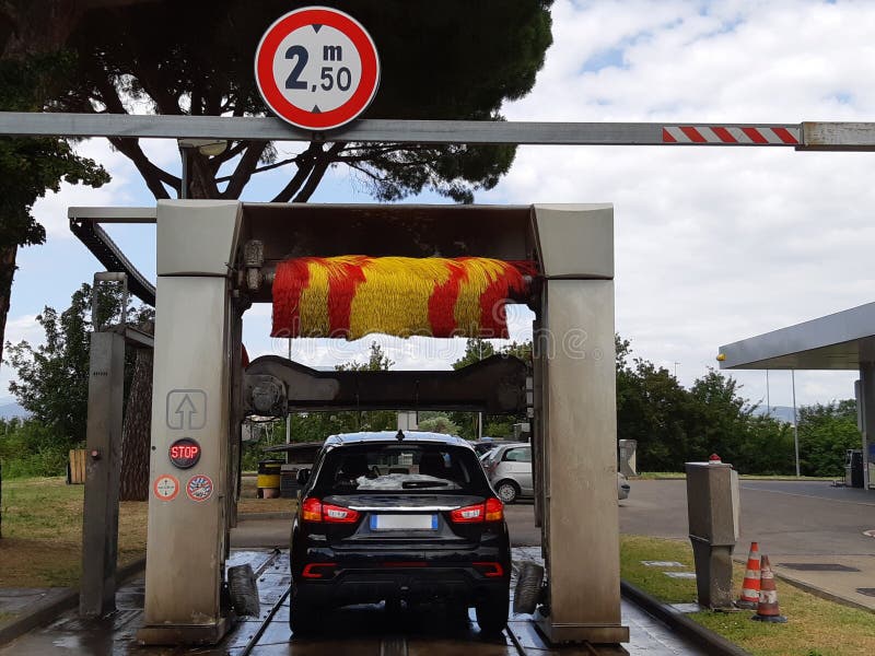 Servizio Automatico Dell'autolavaggio Immagine Stock - Immagine di ...