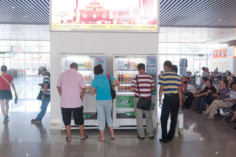 Automat am Bahnhof redaktionelles bild. Bild von sprudel - 32721525