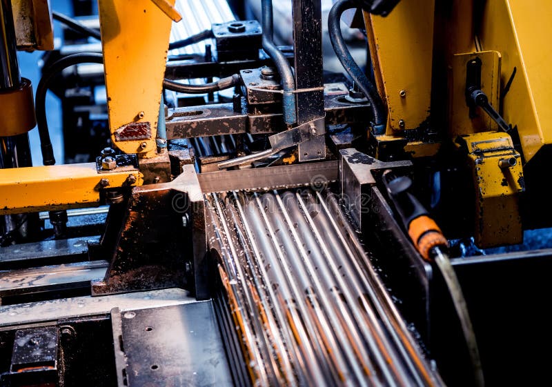 Automatic Band Saw Machine with Water Coolant Cutting Metal Pipes ...