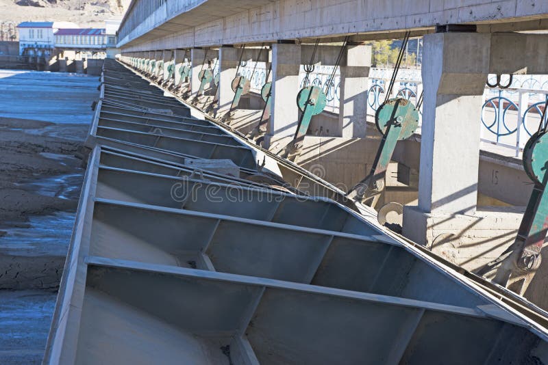 Automatic sluice stock image. Image of reservoir, flow - 100239325