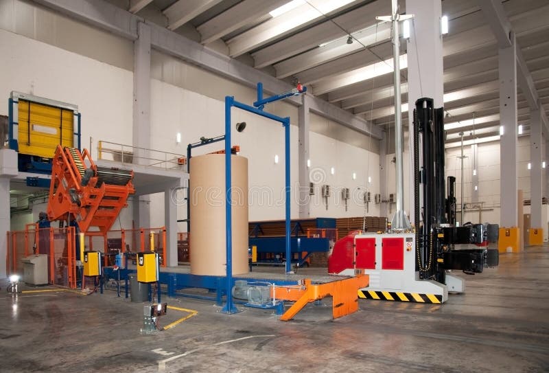 Automatisiertes Lager (Papier) Mit Robotischem Gabelstapler Stockfoto ...