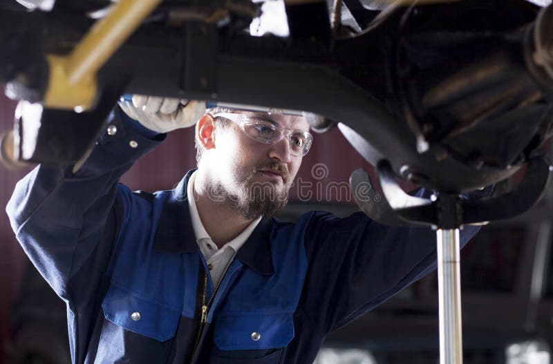 Automechaniker Bei Der Arbeit Stockbild - Bild von manuell, reparieren ...
