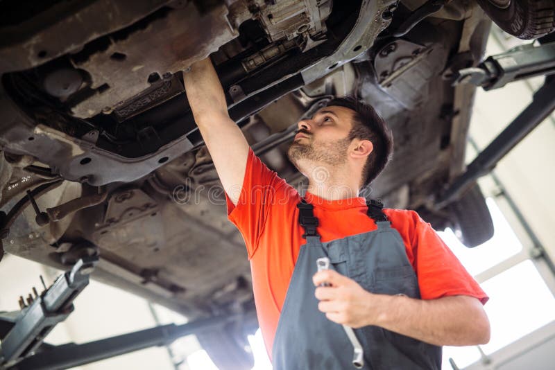 Automechaniker, Der in Automobil-Service-Center Arbeitet Stockfoto ...