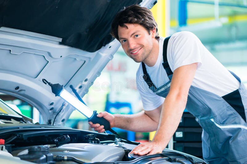 Automechaniker, Der in Der Autoservice-Werkstatt Arbeitet Stockfoto ...