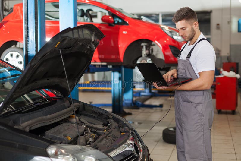 Automechaniker, Der an Einem Computer Arbeitet Stockfoto - Bild von ...