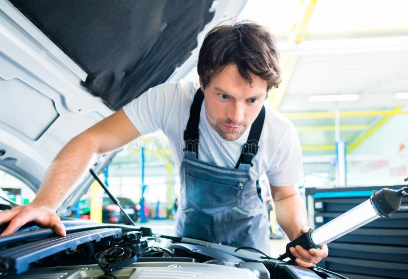 Automechaniker, Der in Automobil-Service-Center Arbeitet Stockbild ...
