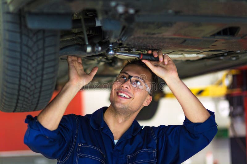 Automechaniker, Der an Der Unterseite Eines Autos Arbeitet Stockfoto ...