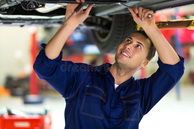 Automechaniker, Der an Der Unterseite Eines Autos Arbeitet Stockbild ...
