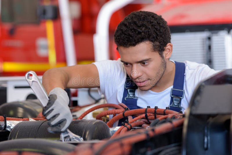 Automechaniker Mit Werkzeugen Stockfoto - Bild von beruf, unterstützung ...