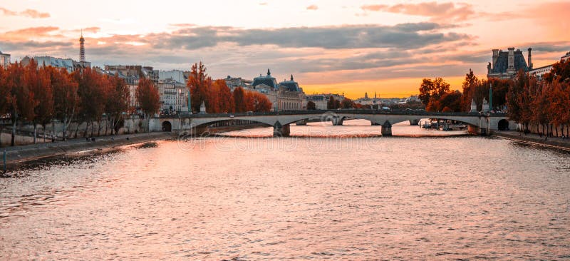 Matin Ensoleillé à Paris En Automne Image stock - Image du automne ...