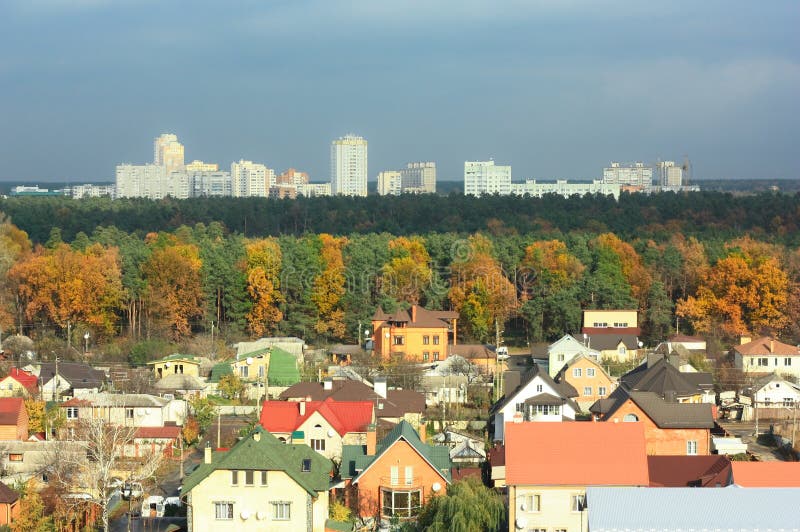 Automne en ville image stock. Image du maison, vivre - 34470243