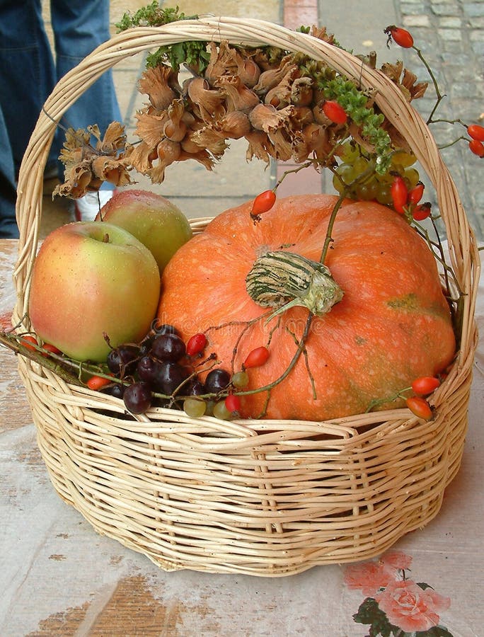 Panier De Noisette, Fruits D'automne, Image stock - Image du panier ...
