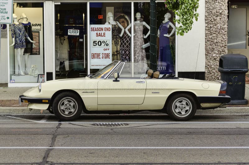 Automobile D'Alpha Romeo Spider De Vintage Photo stock éditorial ...