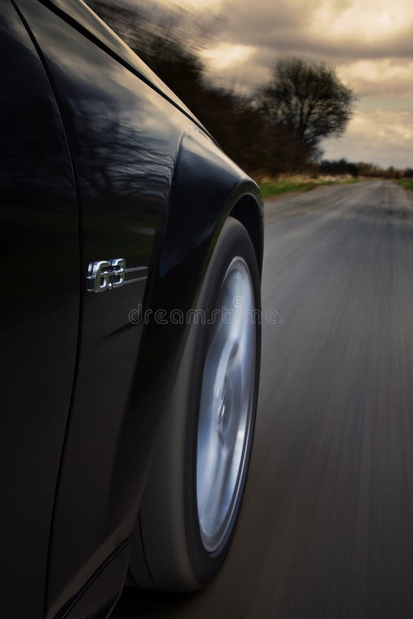 Automobile Di Accelerazione Sulla Strada Campestre Fotografia Stock ...