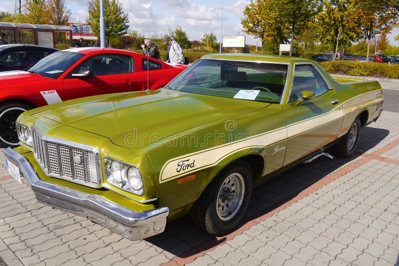 Automobile Di Lusso D'annata, Ford Ranchero Immagine Editoriale ...