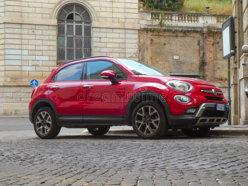 Automobile Rossa Di Fiat 500 Immagine Stock Editoriale - Immagine di ...