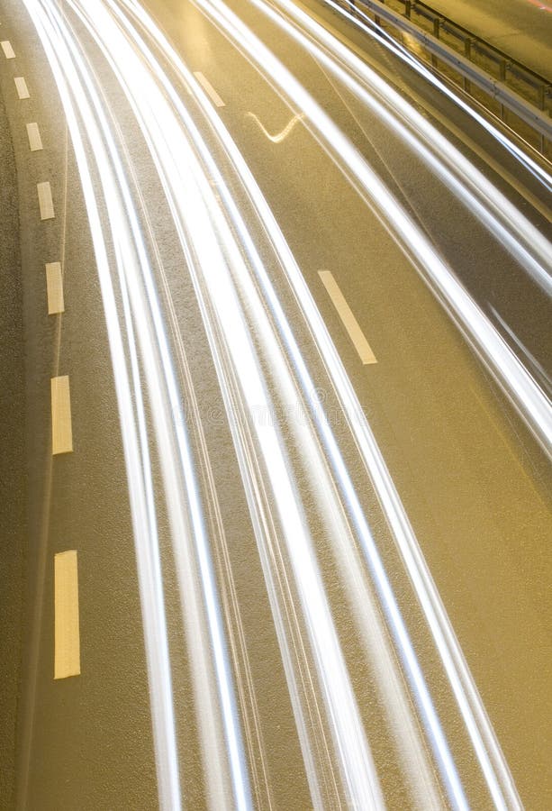 Automobili Di Accelerazione Della Strada Principale Immagine Stock ...