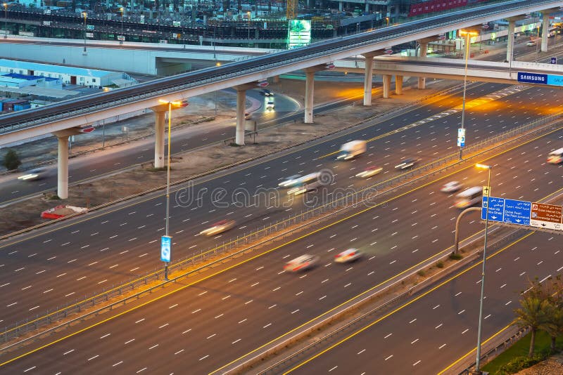 Automobili Su Sheikh Zayed Road Nel Dubai Immagine Stock Editoriale ...