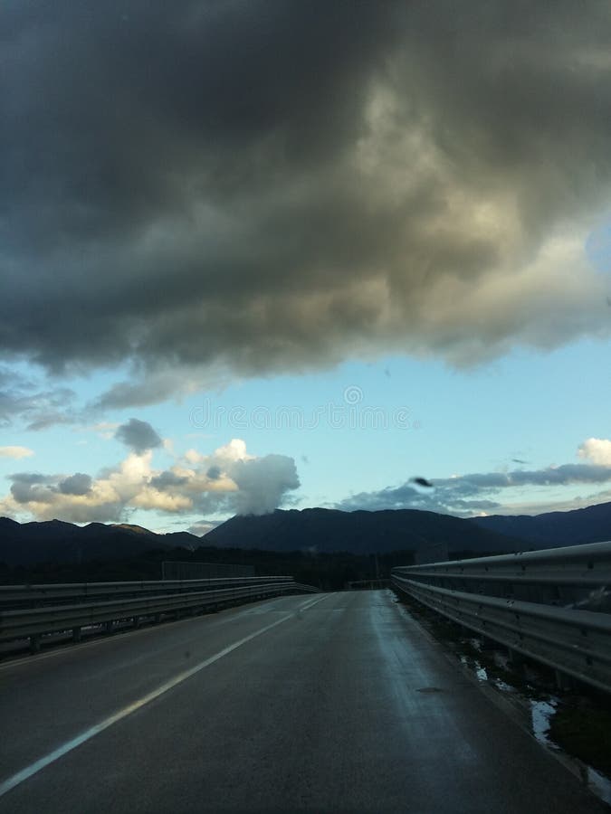 Autopista De Desierto Turbia Imagen de archivo - Imagen de oscuridad ...