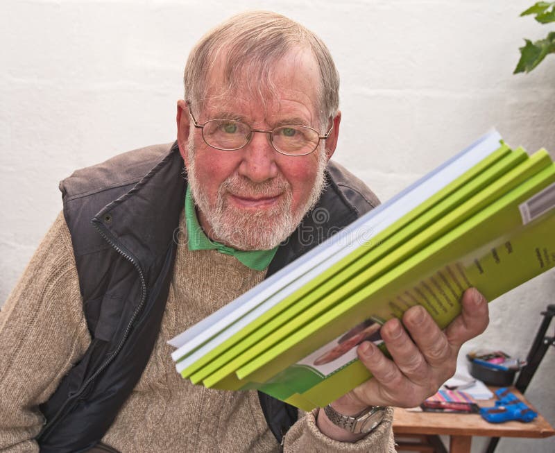 Autor Orgulloso Del Nuevo Libro Foto de archivo - Imagen de autor ...