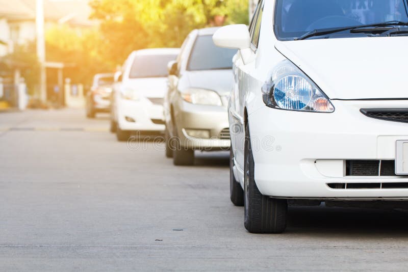 Autos auf Parken stockbild. Bild von reise, lack, garage - 83548691