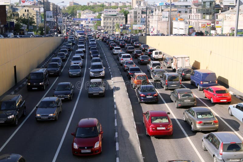 Autos steht im Stau redaktionelles foto. Bild von mitte - 58818626
