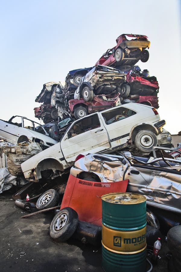 Auto afval stock afbeelding. Image of auto, krassen, verbrijzeld - 26675601