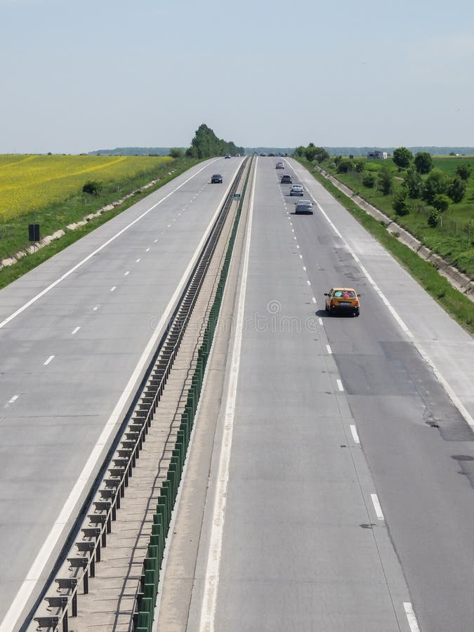 Autosnelweg A12 Met Verkeer En Routetekens, Utrecht, Nederland ...