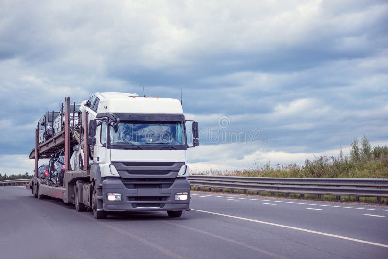 Autotransporter Auf Der Autobahn Stockfoto - Bild von automobil ...