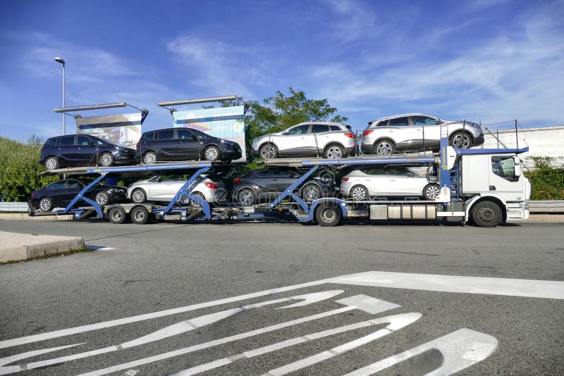 Autotransporter-LKW Genoa Italy Redaktionelles Bild - Bild von laden ...