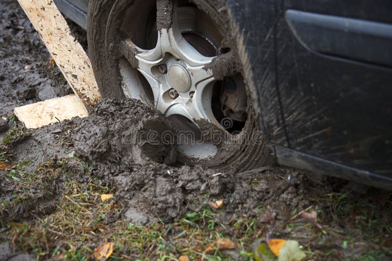 Autowiel in vuil stock foto. Image of band, voertuig - 102585624